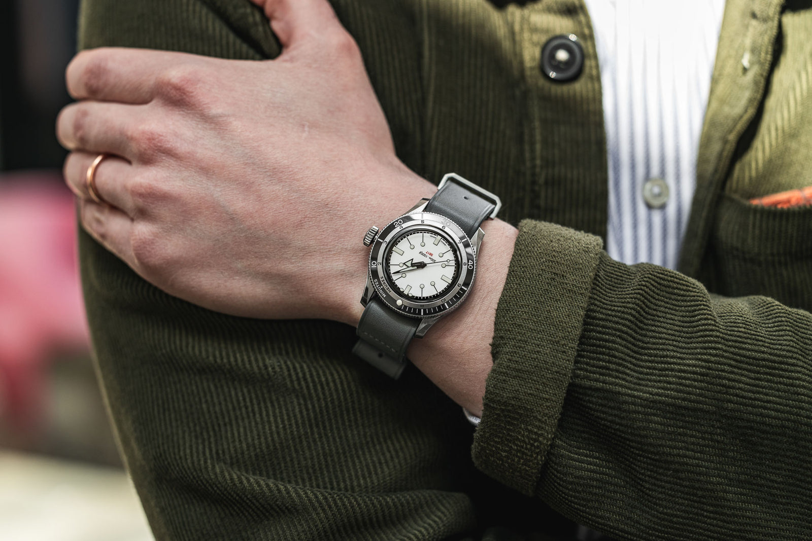 grey nato watchgecko nato 🪥 To Wear A Nato Strap Over Under WatchGecko ...